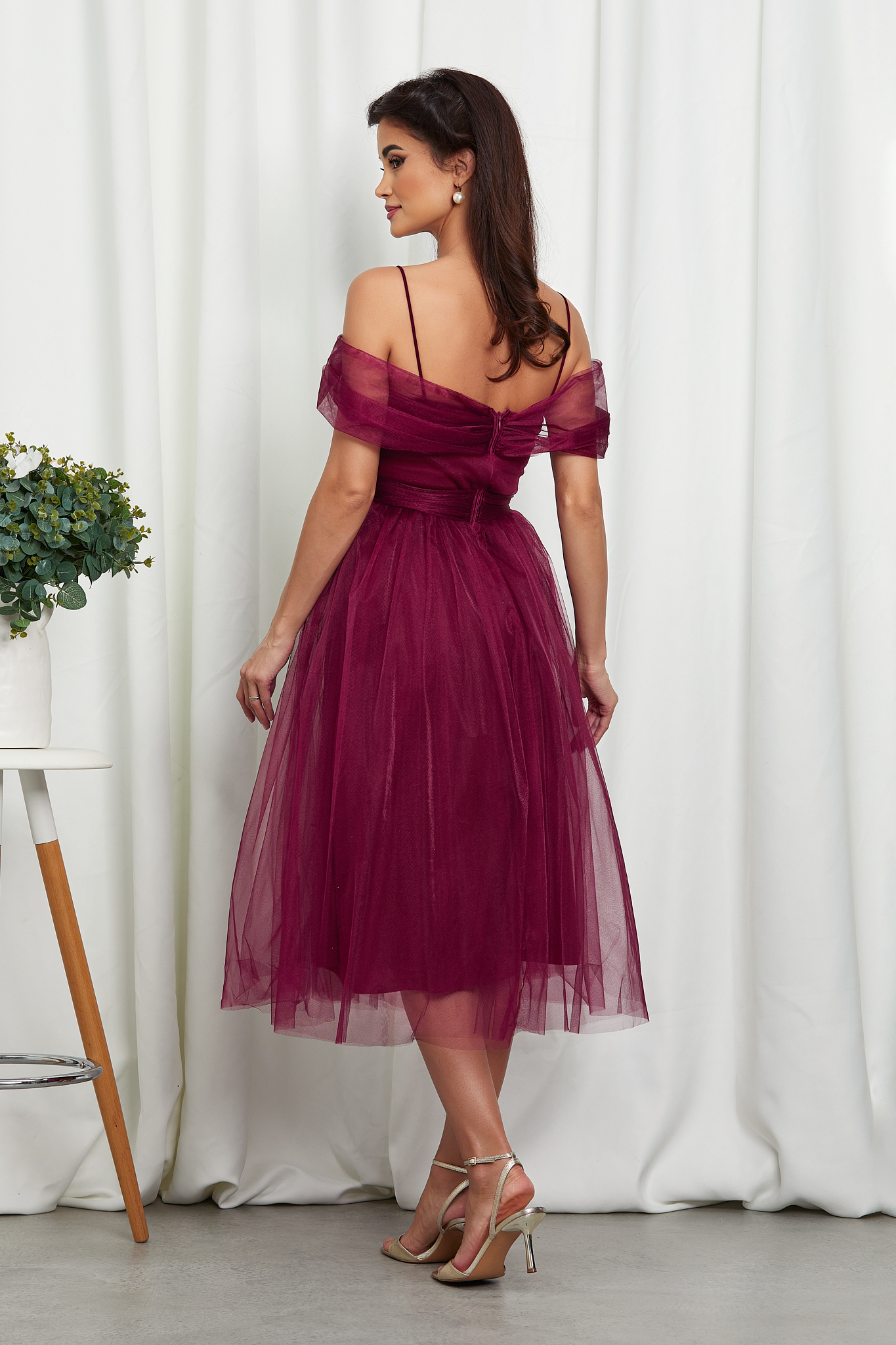 Rochie Queeny Bordo 329 lei Rochie de ocazie tip baby-doll din tull